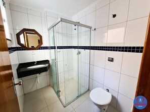 Quarto casal clássico | Banheiro | Chuveiro, chuveiro com efeito de chuva, toalhas de banho, sabonete