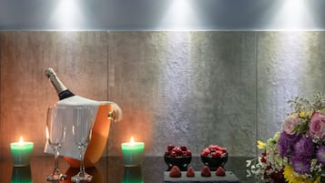 Quarto superluxo, para não fumantes, vista para a cidade | Área de estar | Smart TV 32 polegadas com canais digitais, TV, Netflix