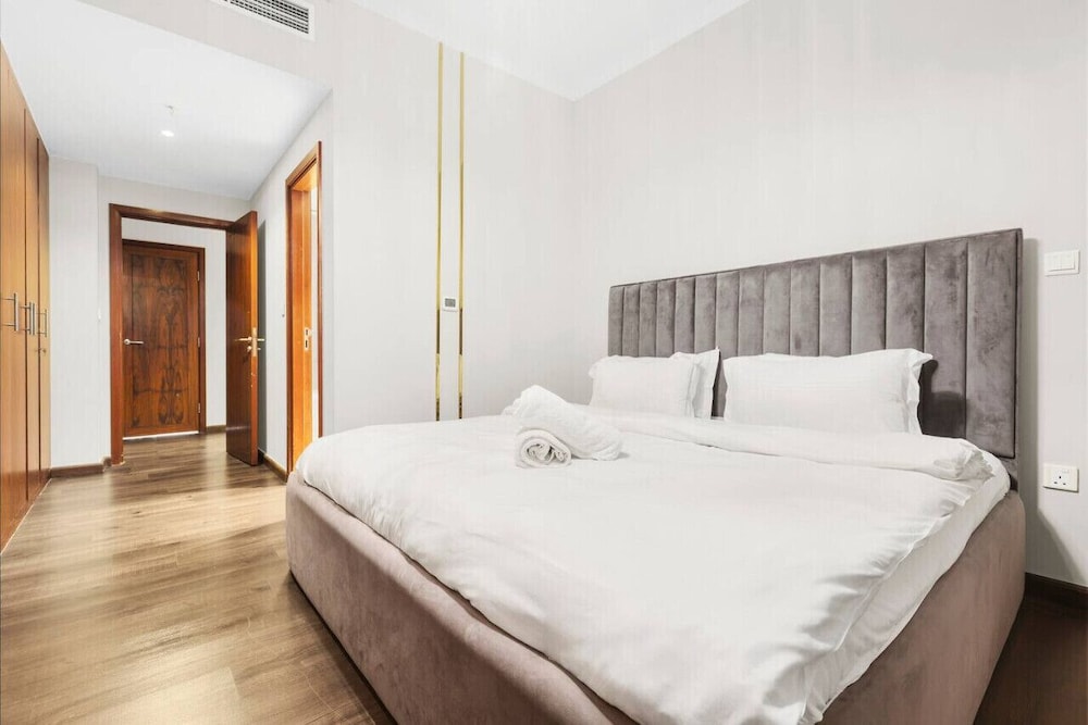 Walk To Burj Khalifa From This 2br With Skyline Balcony View - Dubai