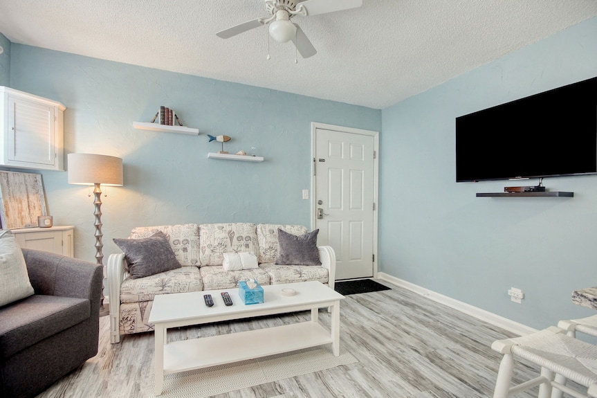 Ocean View Condo Near Beach W/private Balcony, Washer/dyer, A/c, And Fast Wifi - Cherry Grove Beach, SC