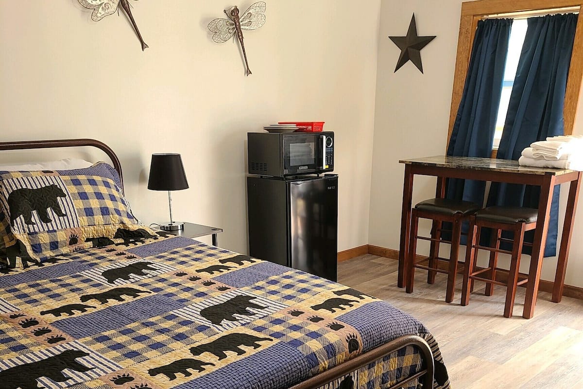 Cabana básico, 1 cama Queen, para não fumantes, geladeira e micro-ondas | Individualmente decorados, individualmente mobiliados, Wi-Fi de cortesia