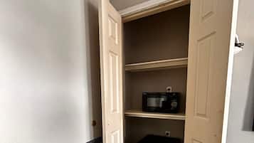 Quarto, 1 cama king-size, não fumadores | Minibar, Wi-fi grátis, roupa de cama fornecida