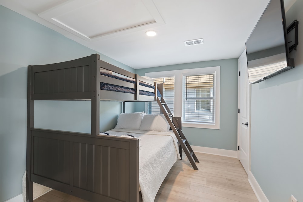222 W Ashley -Sea Breeze-cozy-central Location-beach Access Across-pets Considered - Folly Beach, SC
