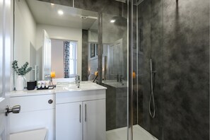 Chuveiro, chuveiro com efeito de chuva, produtos de toalete de grife 