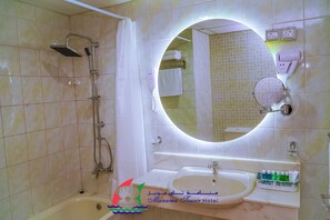 Quarto júnior | Banheiro | Banheira, secador de cabelo, toalhas de banho 