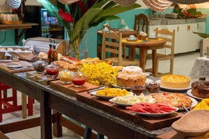 Café da manhã com buffet grátis todos os dias