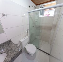 Produtos de toalete grátis, secador de cabelo, toalhas de banho