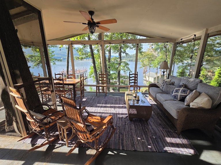 Honeycomb Waterfront Lakehouse With Deep Water Dock - Alabama