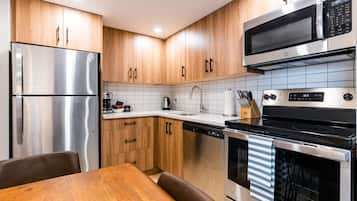 Apartamento, 1 quarto | Cozinha privada | Um frigorífico/congelador grande, um micro-ondas, um forno