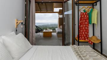 Suíte superior | Camas Select Comfort, escrivaninha, espaço de trabalho para notebook