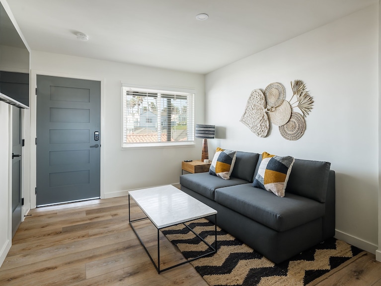 Oceanview Queen Suite Steps From The Sand (302) - Oceanside Harbor Beach, CA