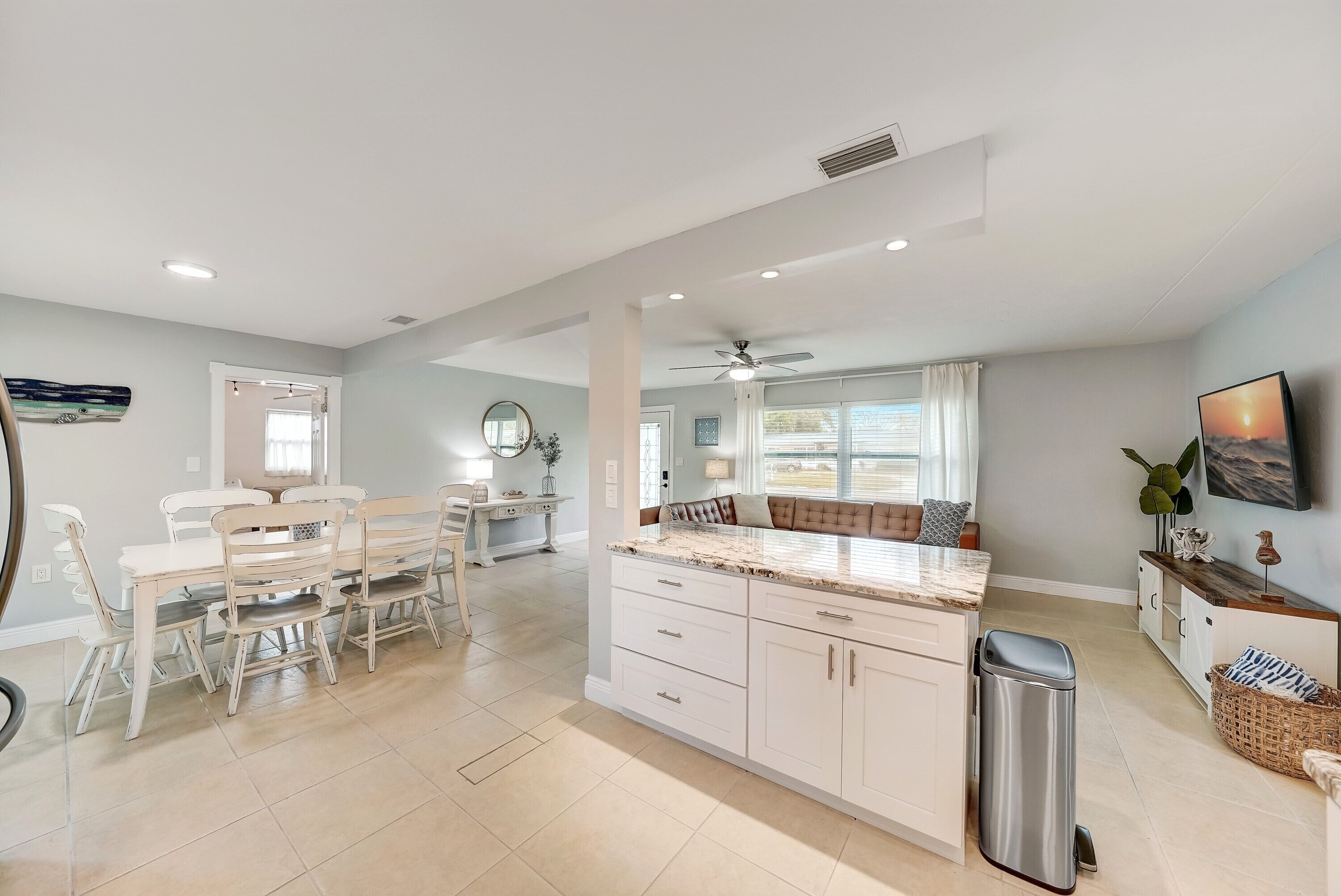 Beach Escape: King Bed + Game Garage Near Irb - Belleair Beach, FL