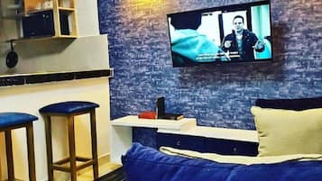 Apartamento Económico, 1 quarto | Sala | TV de ecrã plano