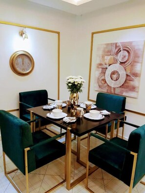 Apartamento, 2 quartos | Sala de jantar