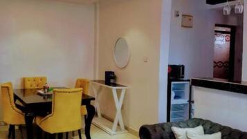 Apartamento, 2 quartos | Sala de estar | TV de ecrã plano