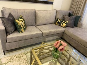 Apartamento premium, 1 quarto | Área de estar | TV de tela plana