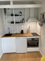 Estúdio Básico, não fumadores | Cozinha privada | Um frigorífico, uma chaleira elétrica, uma torradeira, Rolo de cozinha