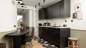 Apartamento Deluxe | Cozinha privada | Uma máquina de café expresso, uma cafeteira/bule, uma chaleira elétrica