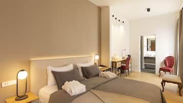 Quarto de hotel com uma cama grande, mesas de cabeceira, uma escrivaninha, uma cadeira e um espelho.