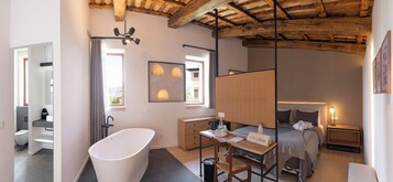 Suíte estúdio superluxo, banheira de hidromassagem | Frigobar, cofres nos quartos, escrivaninha