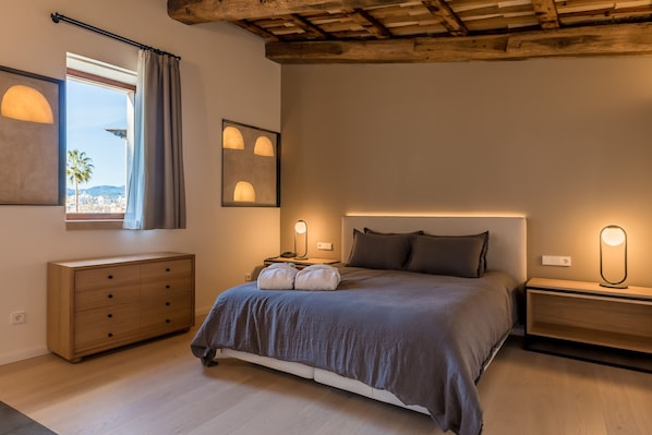 Suite-Estúdio de Luxo, banheira de hidromassagem | Minibar, cofre no quarto, com mobília individualizada, secretária