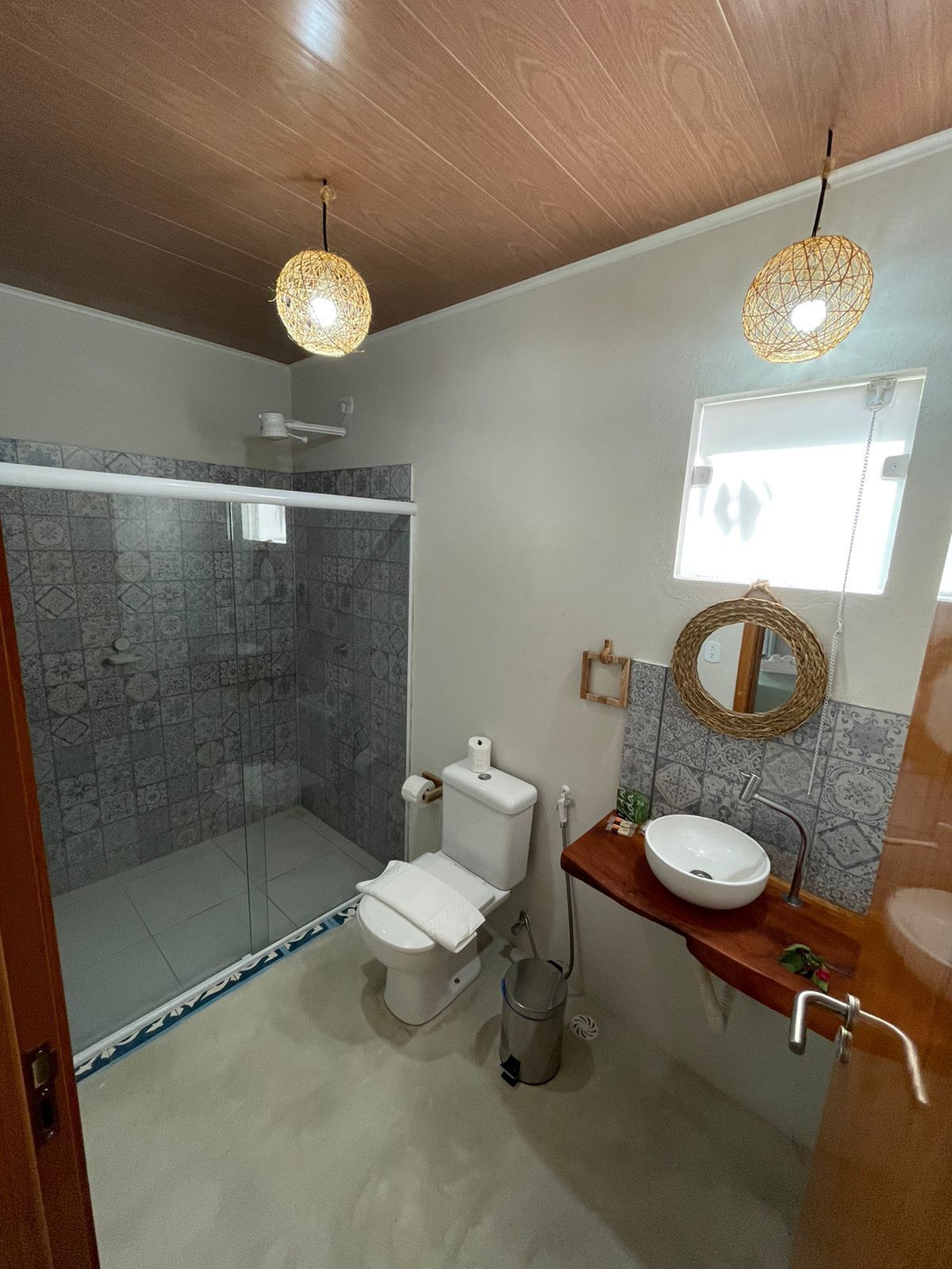 Chuveiro, chuveiro com efeito de chuva, toalhas de banho, sabonete