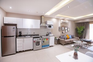 Frigobar, cofres nos quartos, escrivaninha, Wi-Fi de cortesia