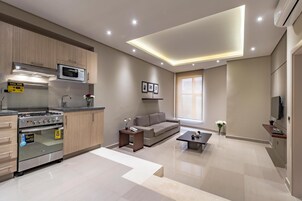 Apartamento, 1 quarto | Frigobar, cofres nos quartos, escrivaninha, Wi-Fi de cortesia