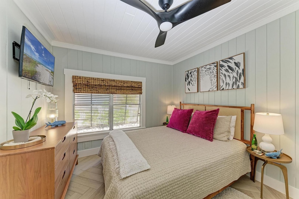 Crooked Coconut: Resort Pool & Spa, Dock, Kayaks - Longboat Key, FL
