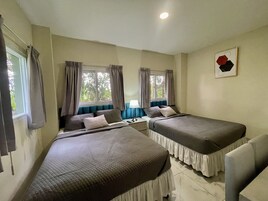 Deluxe Double Room with Extra Bed | Roupas de cama premium, edredons de pluma, escrivaninha