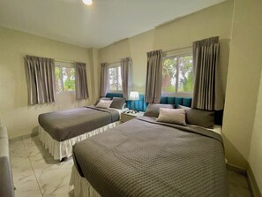 Deluxe Double Room with Extra Bed | Roupa de alta qualidade, edredões de penas, secretária 