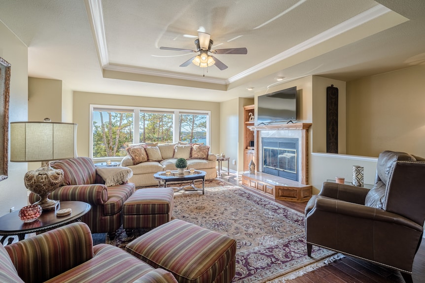 Gorgeous Lake Views, 2 Living Areas, Large Porch, Central Location - Hot Springs Village, AR