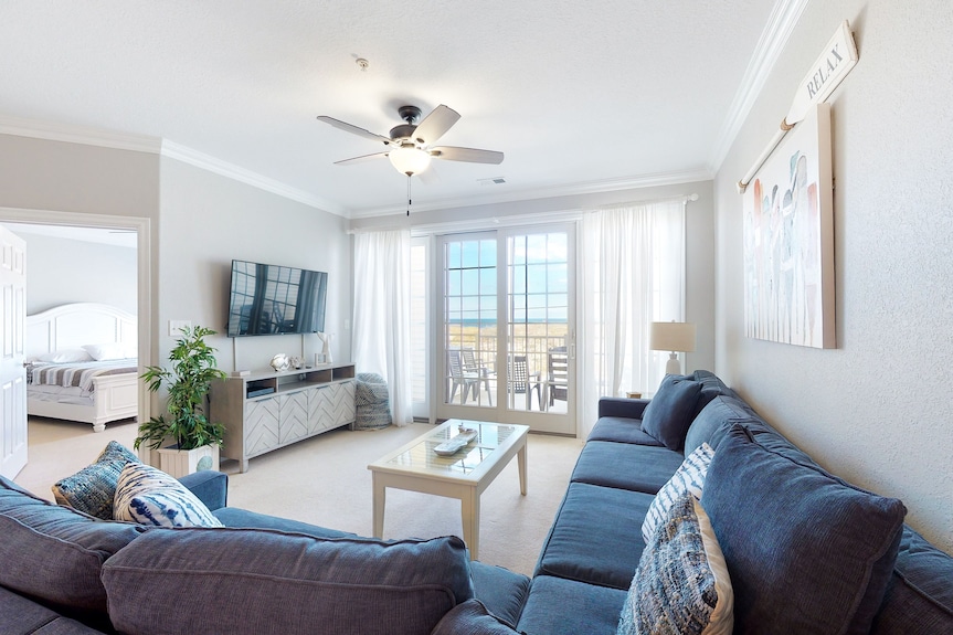 Oceanfront Condo W/incredible Beach Views, Shared Outdoor Pool, Gym, & A/c - Virginia Beach, VA