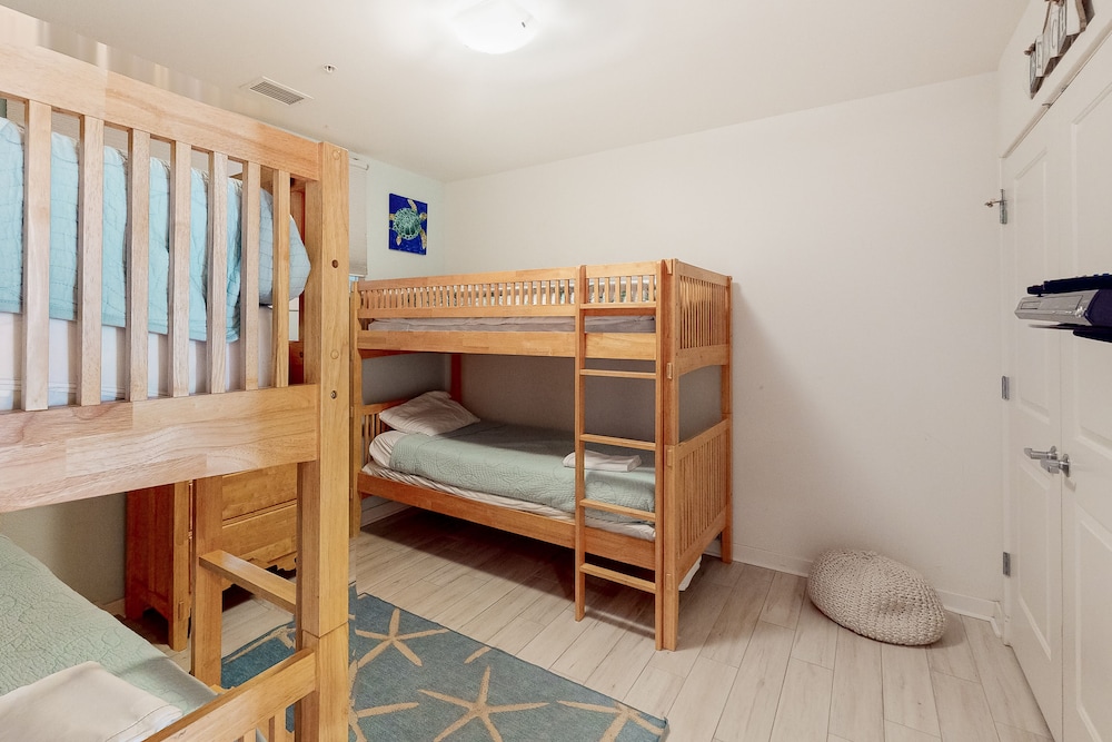 Inviting Condo Steps From The Beach With Balcony & Resort Pools - Virginia Beach, VA