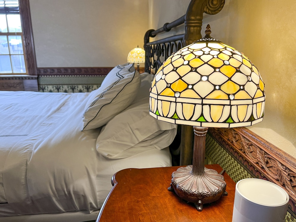 Luxury Bayfield Apartment With Deck, View Of Lake Superior & California King Bed - Bayfield, WI