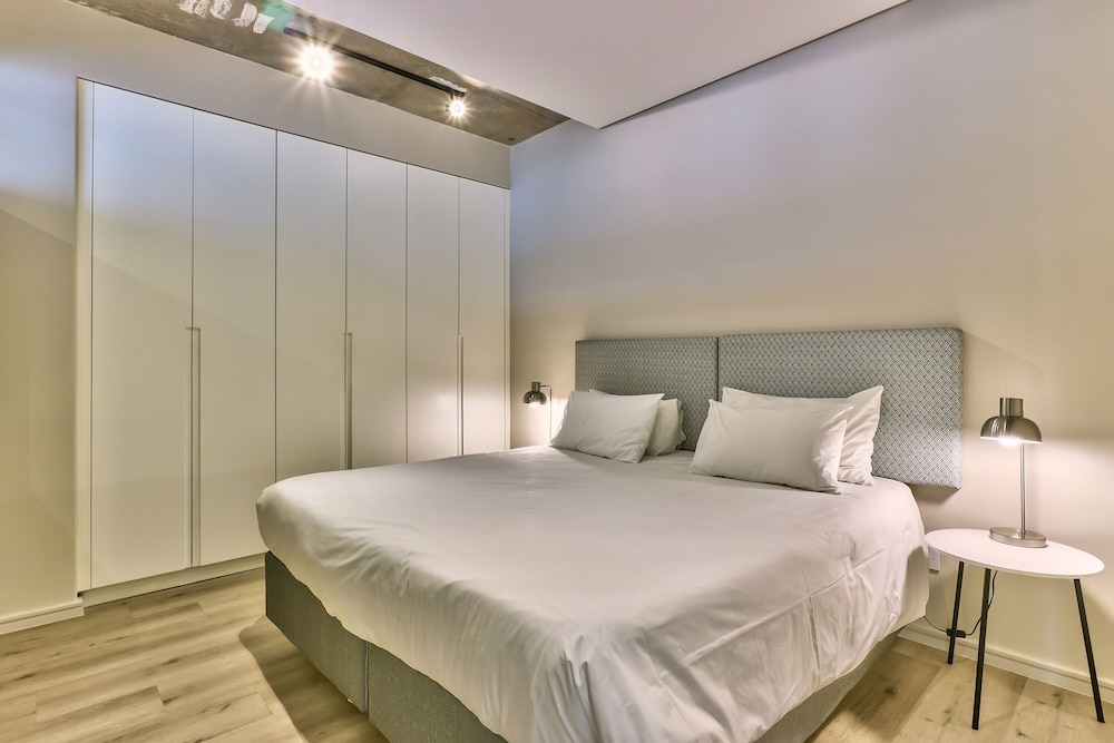 One Bedroom With Balcony And City Views - Camps Bay