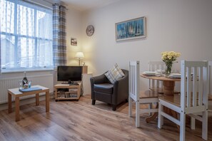 Apartamento (1 Bedroom) | Área de estar | TV de tela plana 17 polegadas com canais a cabo, TV