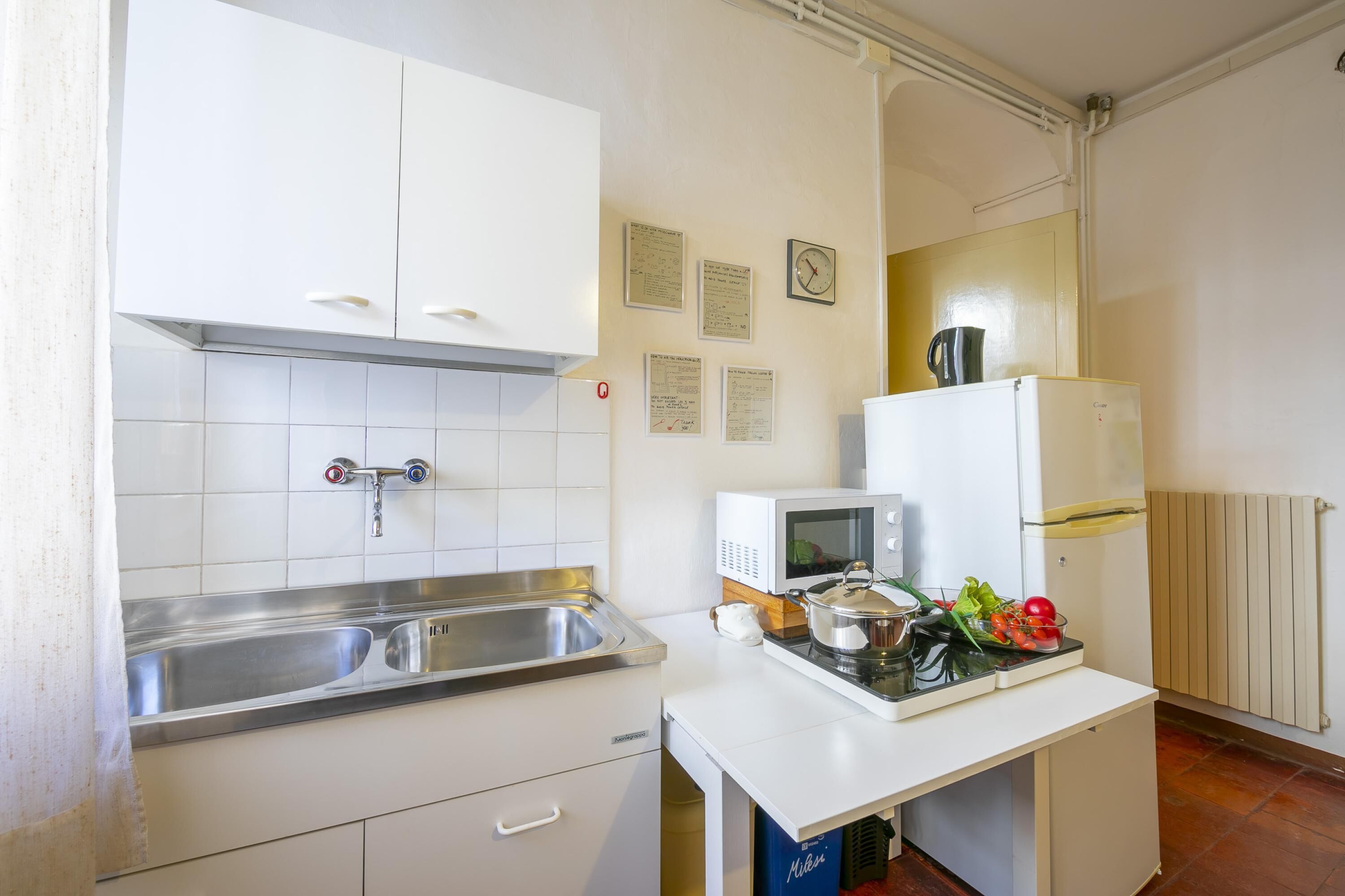 Apartamento standard, vários quartos (Gufo- Flowers -100m  Near Lake) | Cozinha privada | Geladeira, micro-ondas, cooktop, cafeteira/chaleira