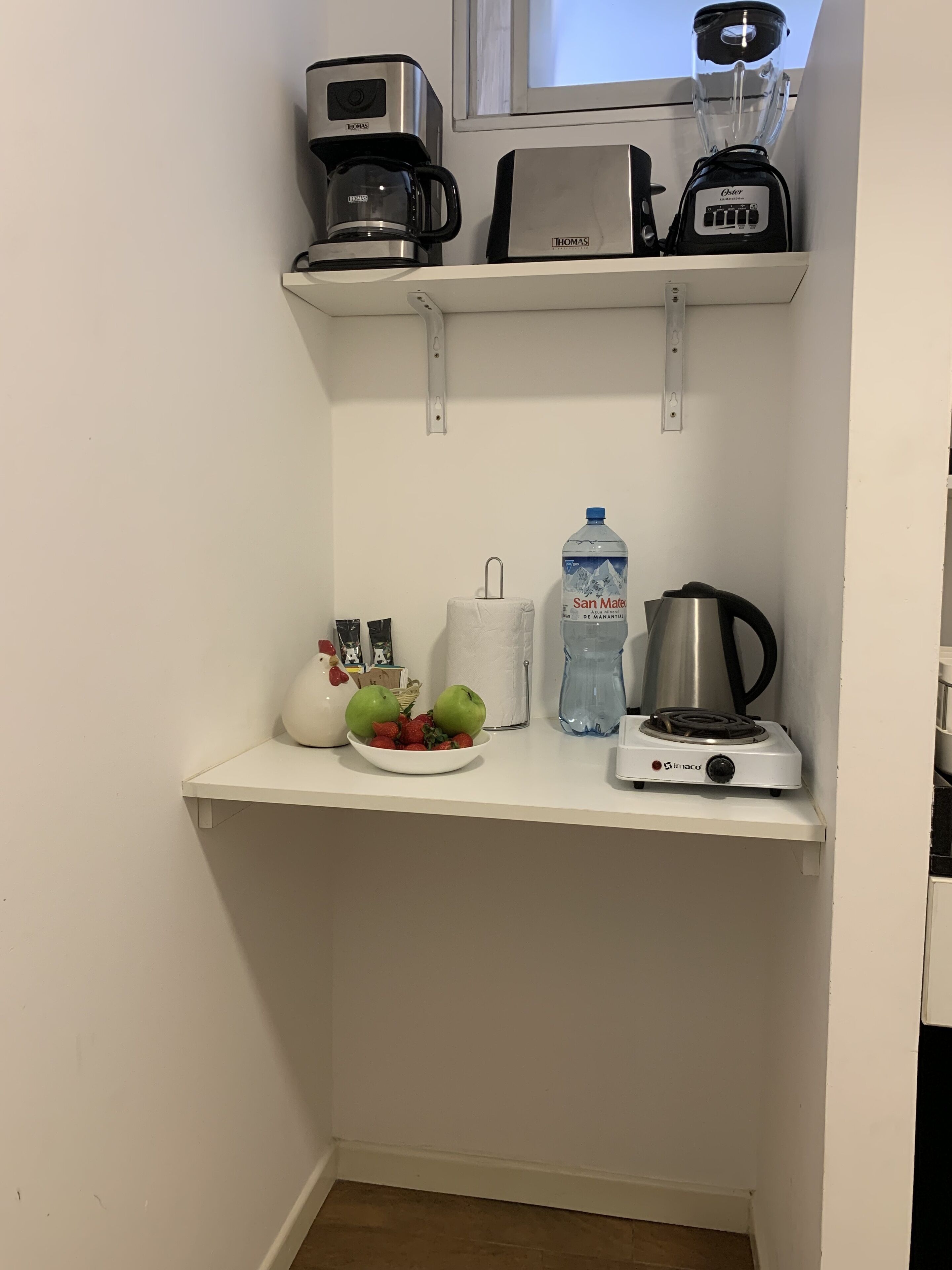 Chaleira elétrica, torradeira, talheres/pratos/utensílios de cozinha