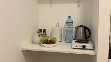 Chaleira elétrica, torradeira, talheres/pratos/utensílios de cozinha