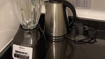 Quarto básico, 1 cama Queen | Cozinha privada | Chaleira elétrica, torradeira, talheres/pratos/utensílios de cozinha