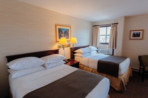 Quarto Duplo Deluxe, 2 camas de casal | Ferro/tábua de engomar, Wi-fi grátis 