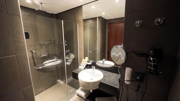 Gran Vivenzo Cama Queen com Kit Cortesia | Casa de banho | Um polibã, um chuveiro fixo, um secador de cabelo, um bidé 