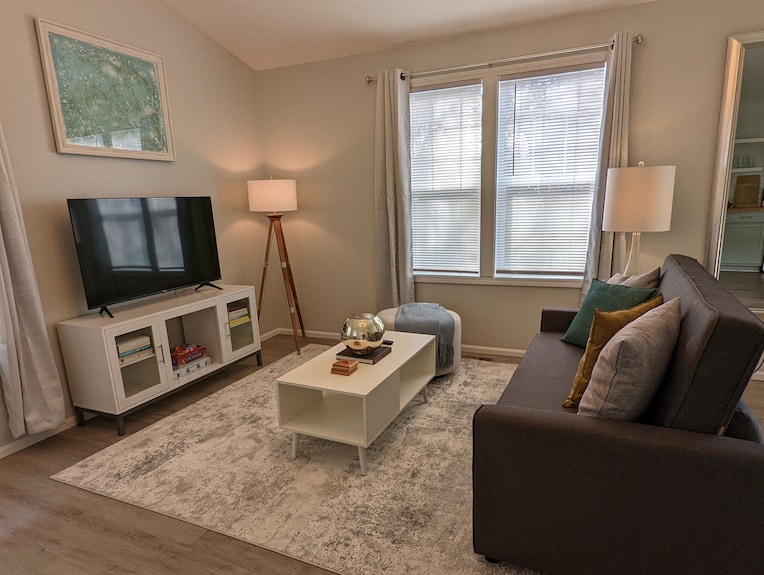 Contemporary 2 Bedroom Close To Downtown, Dining - ユージーン, OR