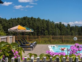 Piscina externa sazonal, guarda-sóis, espreguiçadeiras