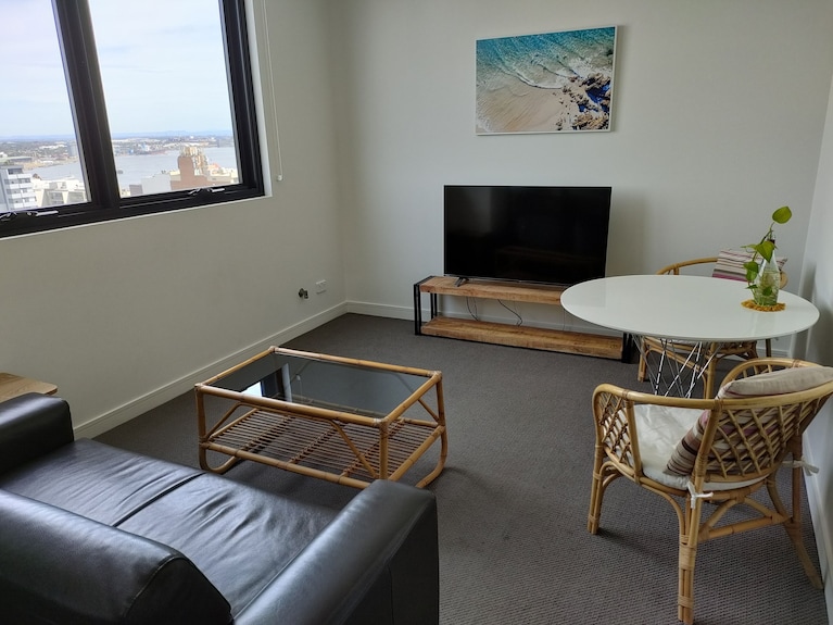 Modern 1 Bedroom Unit, Near Beach With City And Harbour Views, Parking And Wifi - Newcastle
