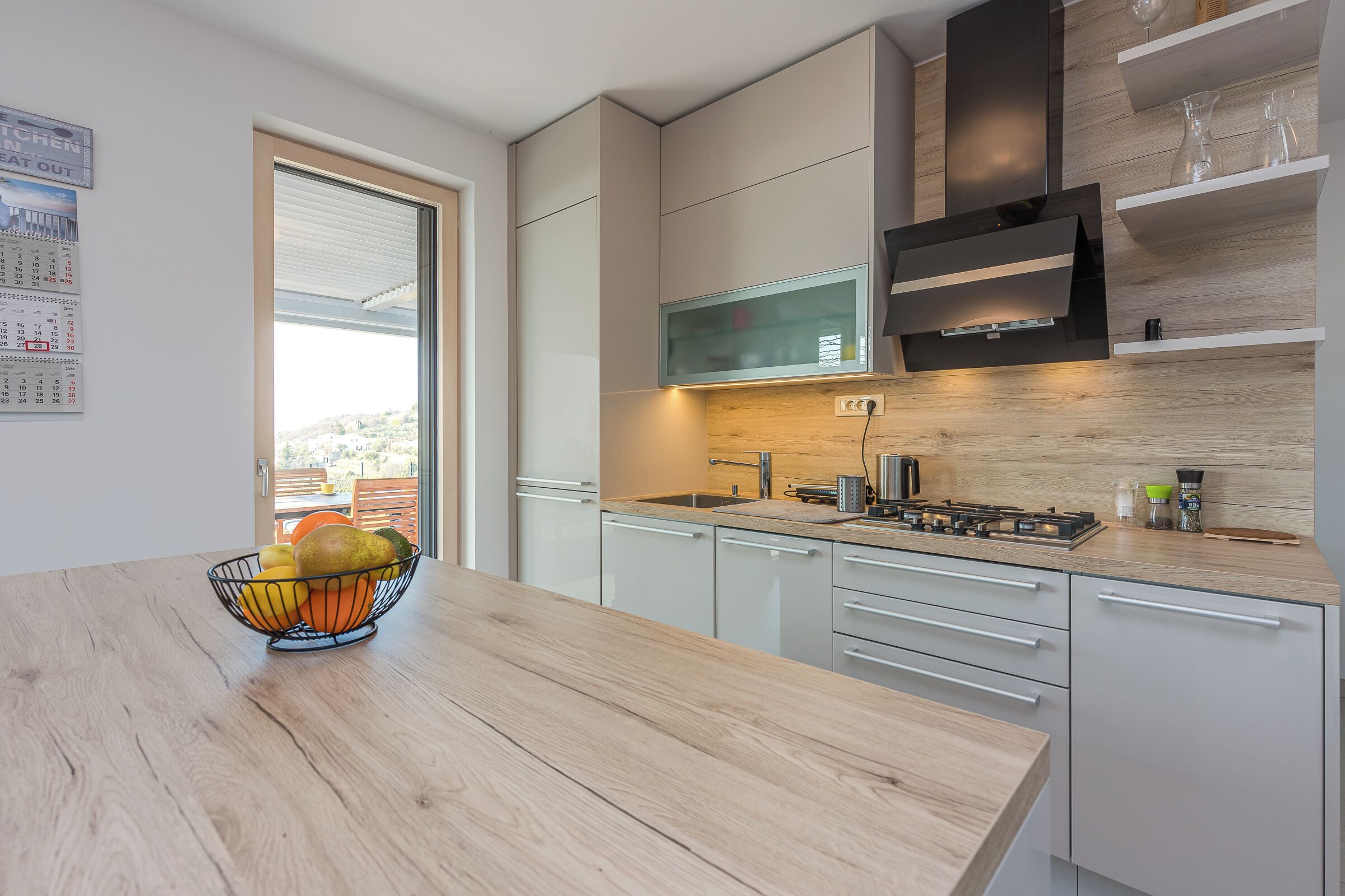 Um frigorífico, um forno, uma placa de cozinha 