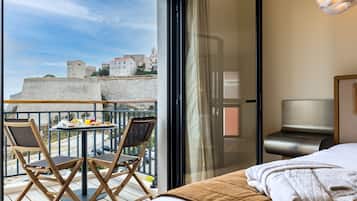 Roupas de cama premium, frigobar, cofres nos quartos, escrivaninha