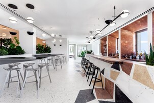 Vistas para a piscina, aberto todos os dias 