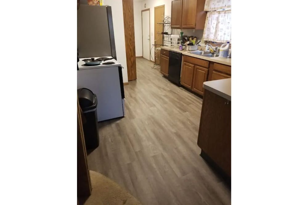 Spacious 1 Br Apartment Located Above A Salon. - North Dakota